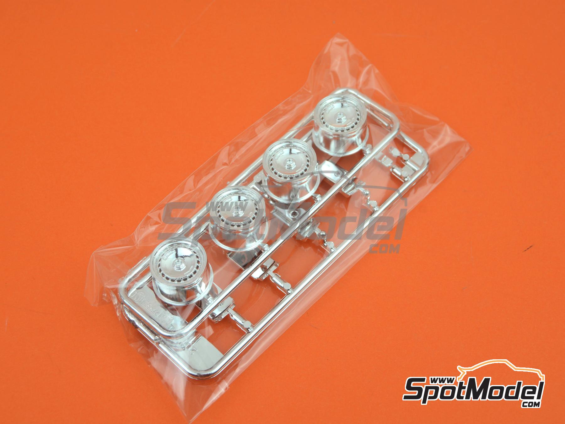 Beemax Model Kits BX24027: Car scale model kit 1/24 scale - Volvo 240 ...