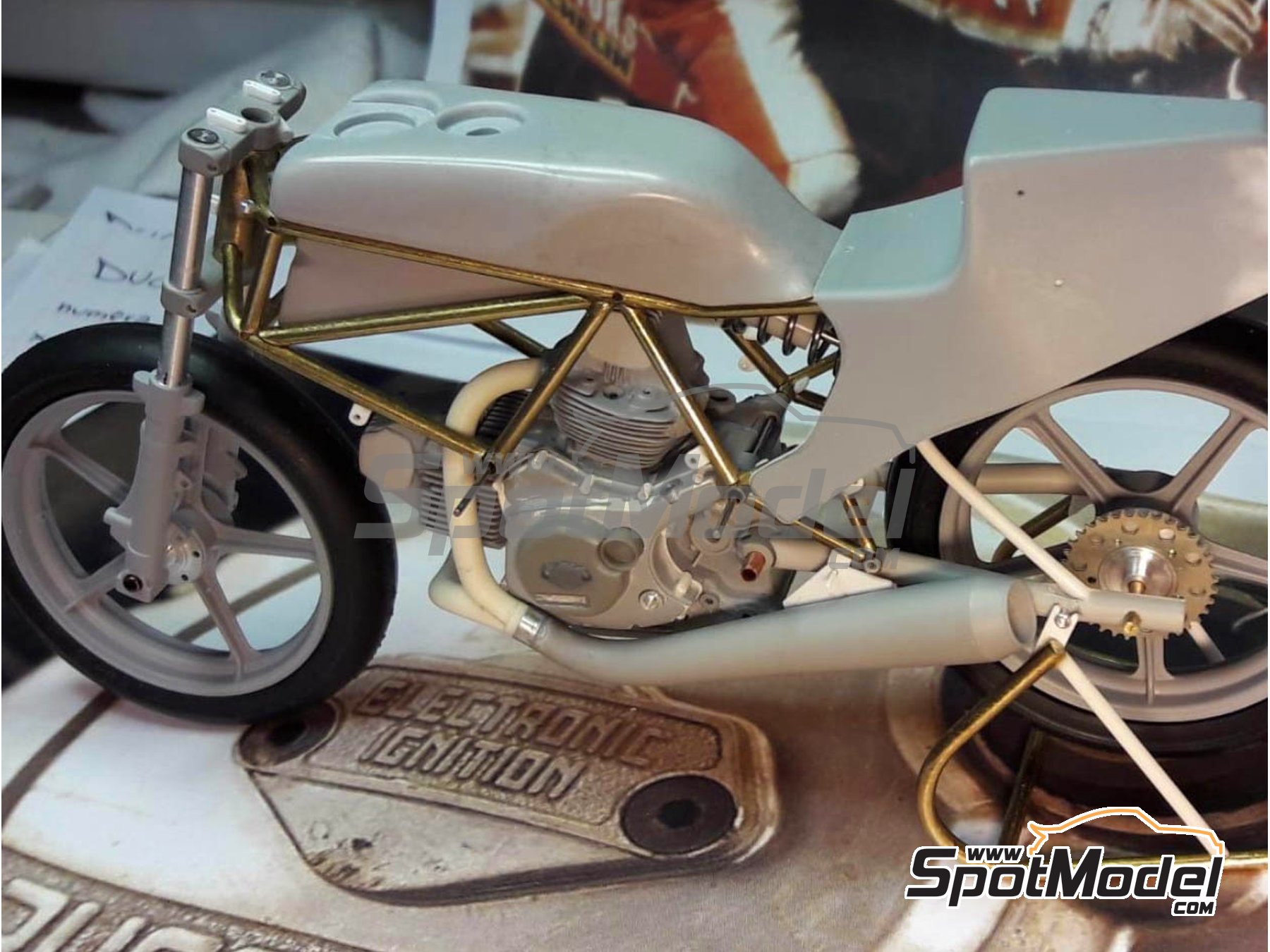 Brach Model BM-VR07: Motorbike scale model kit 1/12 scale - Ducati ...