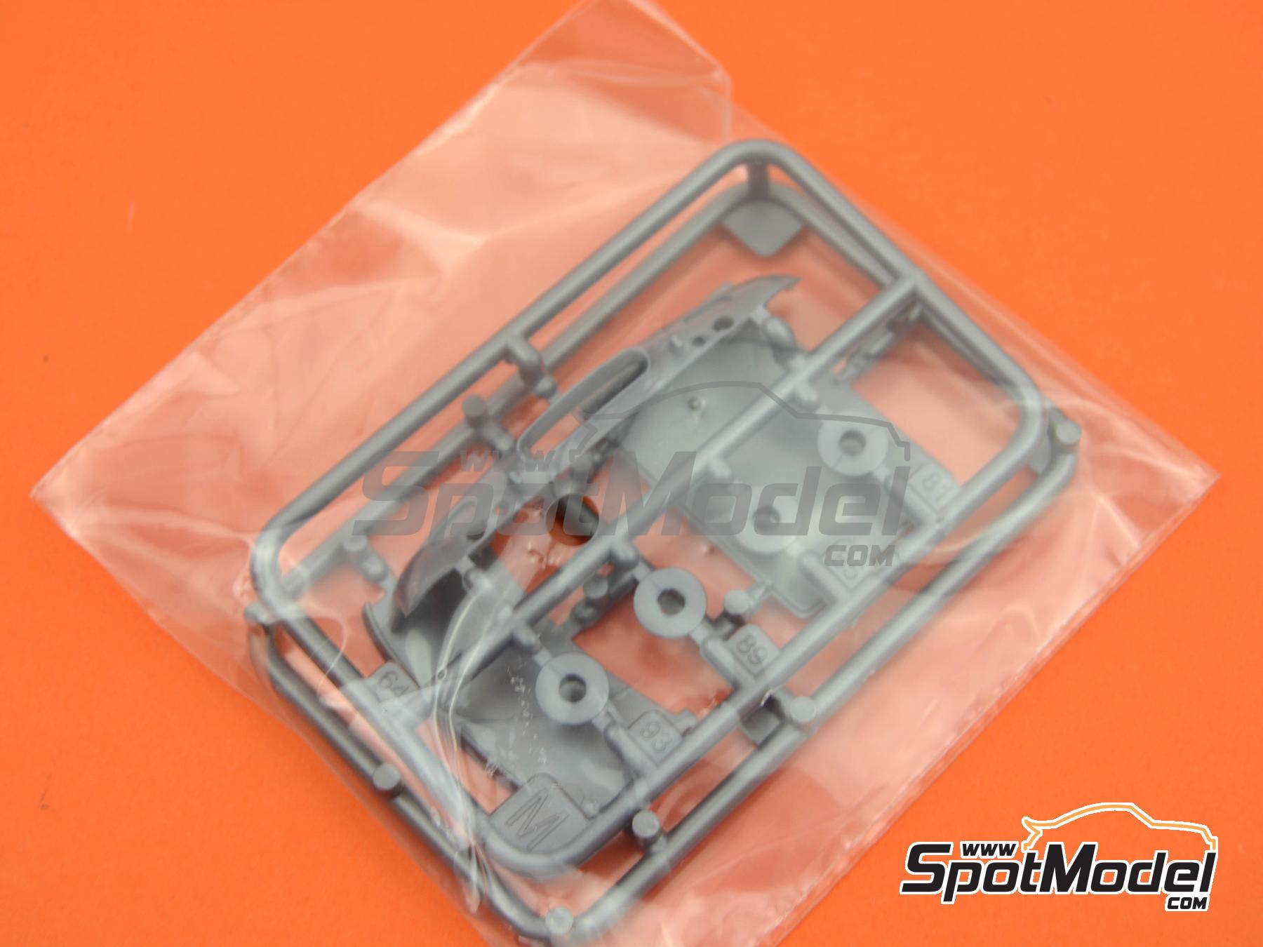 Revell 05653: Car scale model kit 1/24 scale - Aston Martin DB5 - James ...