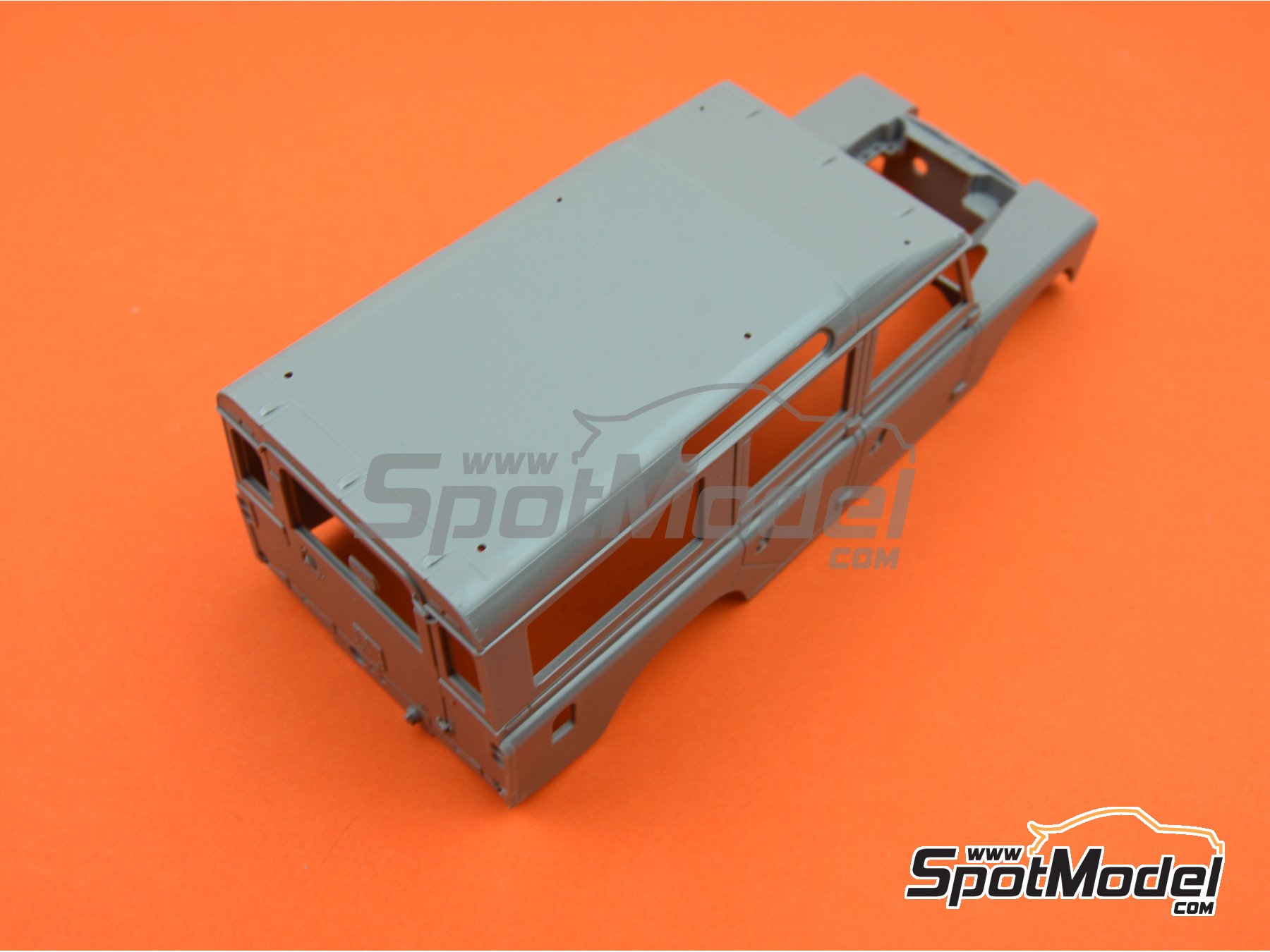 Revell 07047: Car scale model kit 1/24 scale - Land Rover Serie III LWB ...