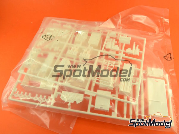 Revell 07452: Special vehicle scale model kit 1/24 scale - MAN TGM ...