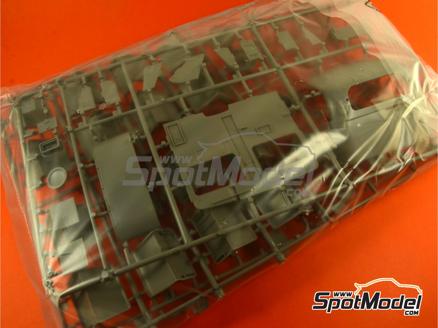 Revell 07651: Bus scale model kit 1/24 scale - London Routermaster bus ...