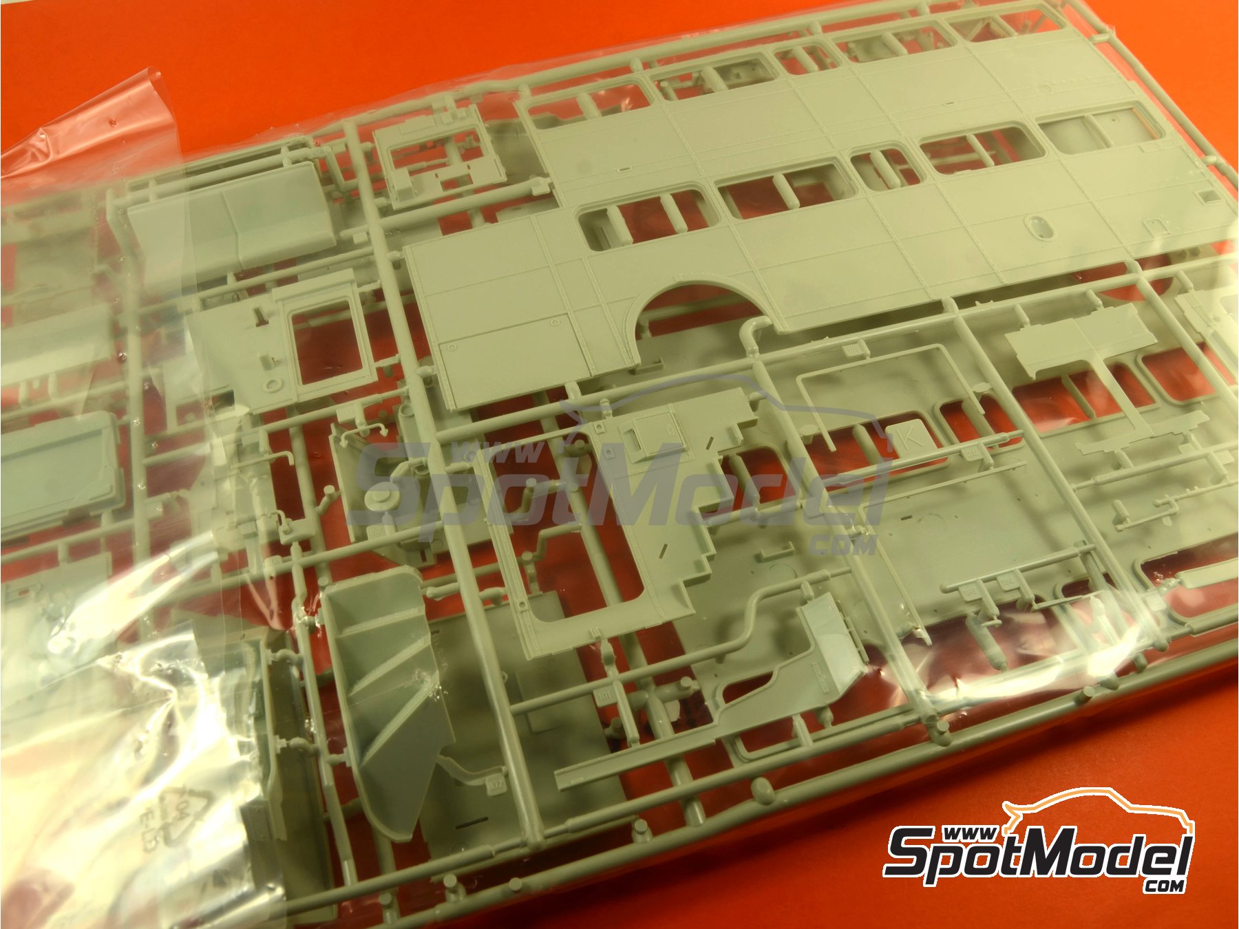 Revell 07651: Bus scale model kit 1/24 scale - London Routermaster bus ...