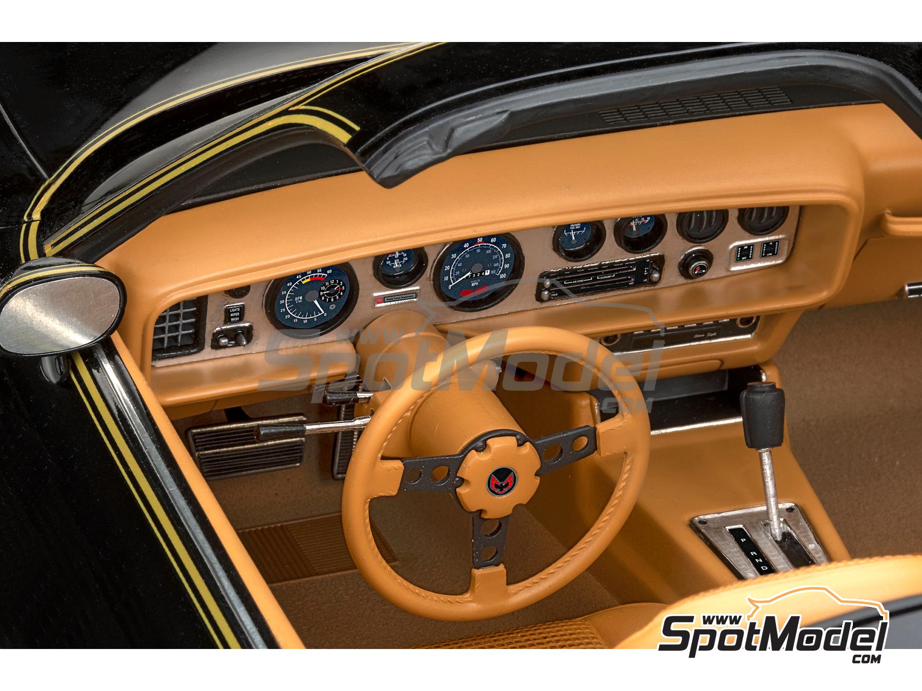 Revell 07710: Car scale model kit 1/8 scale - Pontiac Firebird Trans Am ...