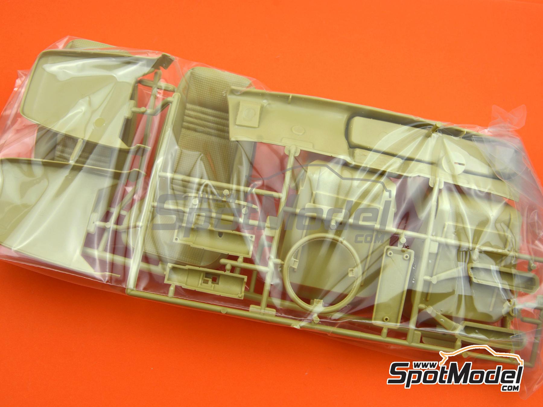 Revell 07710: Car scale model kit 1/8 scale - Pontiac Firebird Trans Am ...