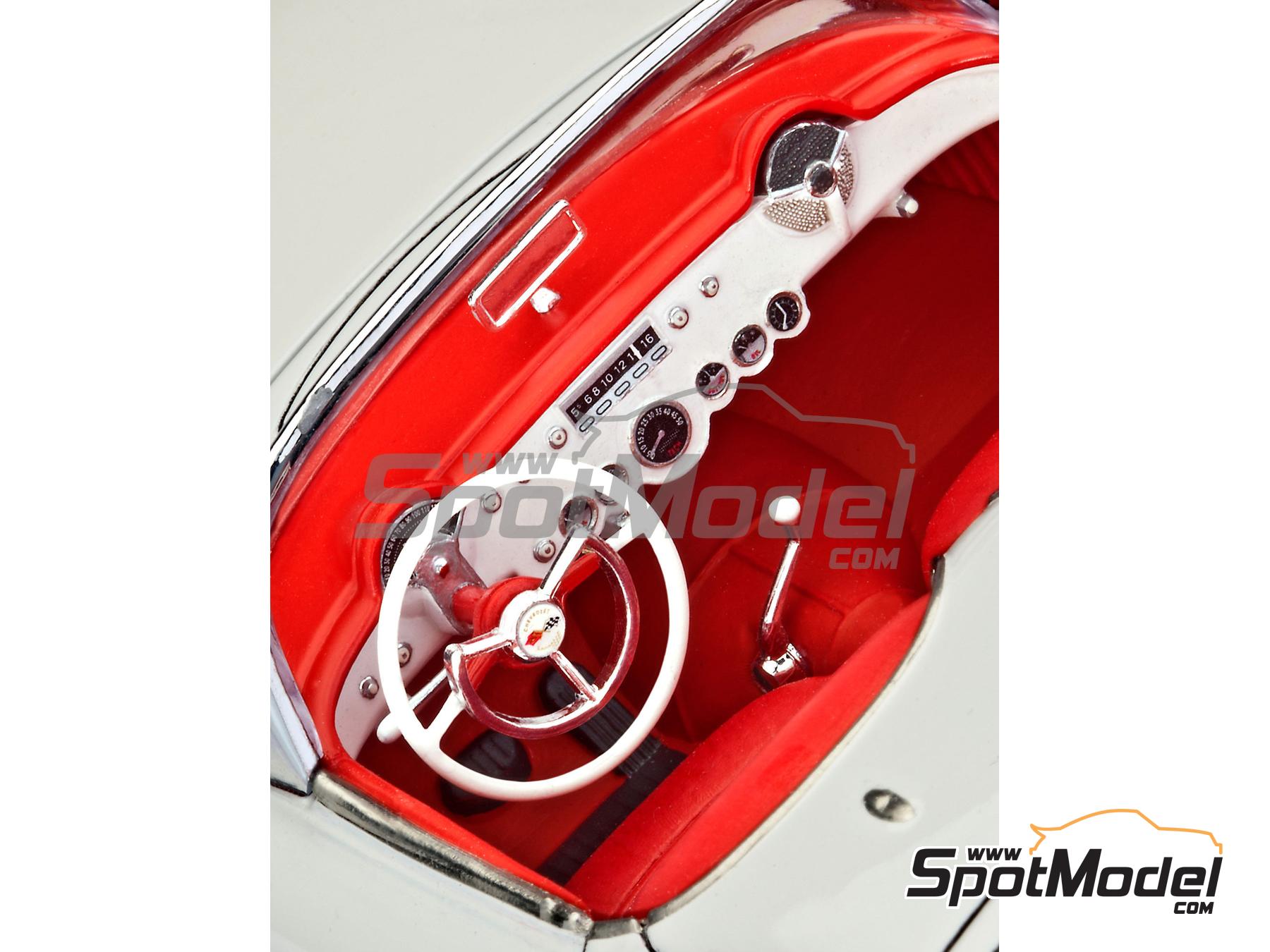 Revell 07718: Car scale model kit 1/24 scale - Chevrolet Corvette ...