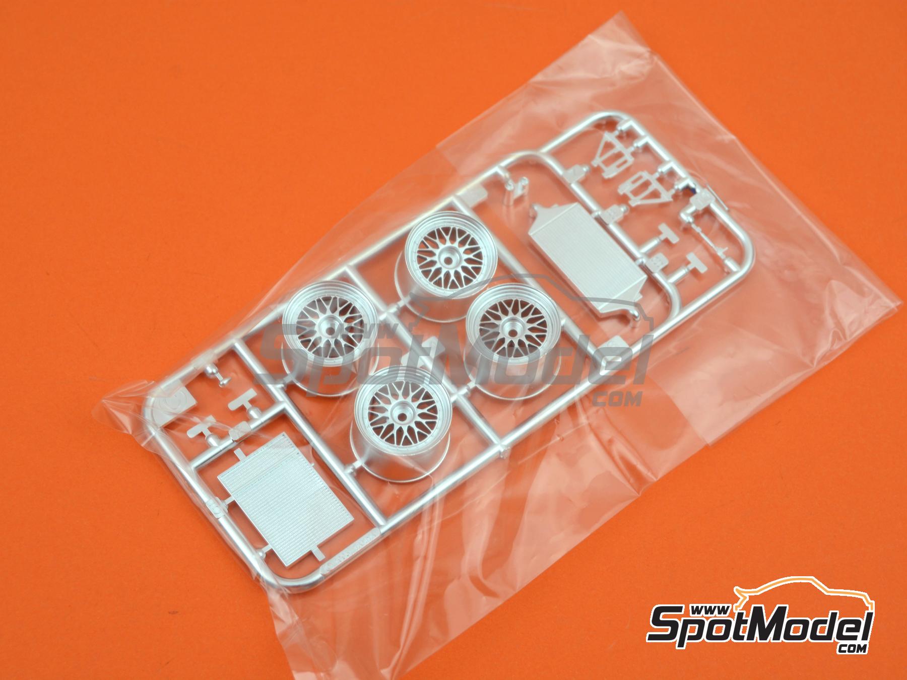 Tamiya 24184: Car scale model kit 1/24 scale - Nissan Skyline GT-R ...