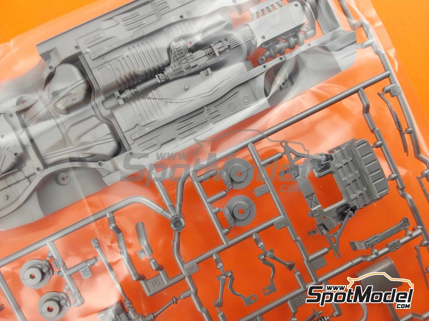 Tamiya 24210: Car scale model kit 1/24 scale - Nissan Skyline GT-R V ...